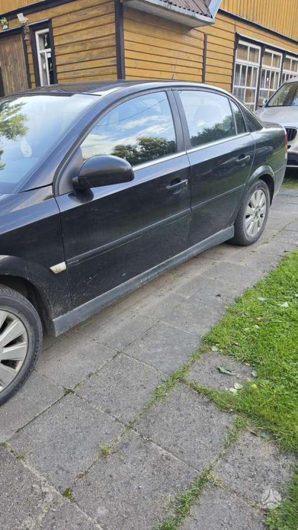 Black Opel Vectra 2004 in Rokiskis, with an engine capacity of 2.17 L and mileage of 438 thousand km for 500 €, photo 4 on AUTOMOTO.COM.LV