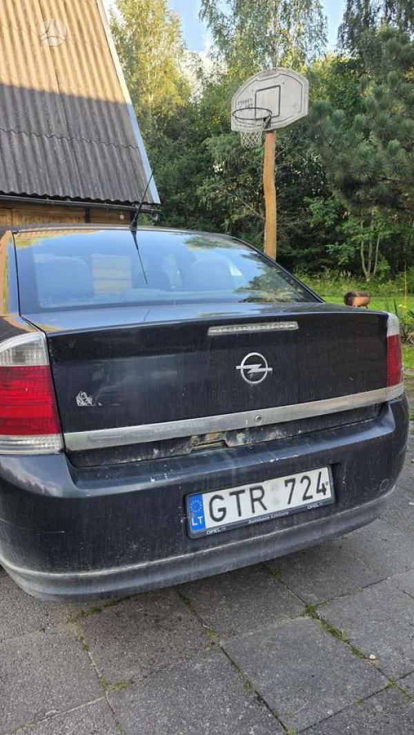 Black Opel Vectra 2004 in Rokiskis, with an engine capacity of 2.17 L and mileage of 438 thousand km for 500 €, photo 5 on AUTOMOTO.COM.LV