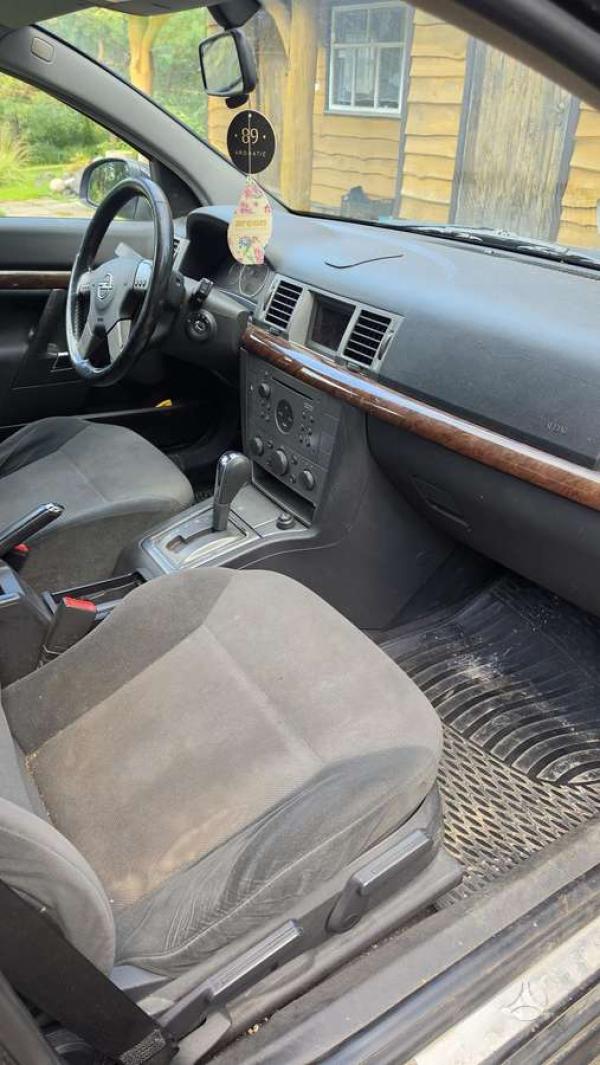 Black Opel Vectra 2004 in Rokiskis, with an engine capacity of 2.17 L and mileage of 438 thousand km for 500 €, photo 8 on AUTOMOTO.COM.LV