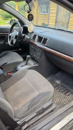 Black Opel Vectra 2004 in Rokiskis, with an engine capacity of 2.17 L and mileage of 438 thousand km for 500 €, photo 8 on AUTOMOTO.COM.LV