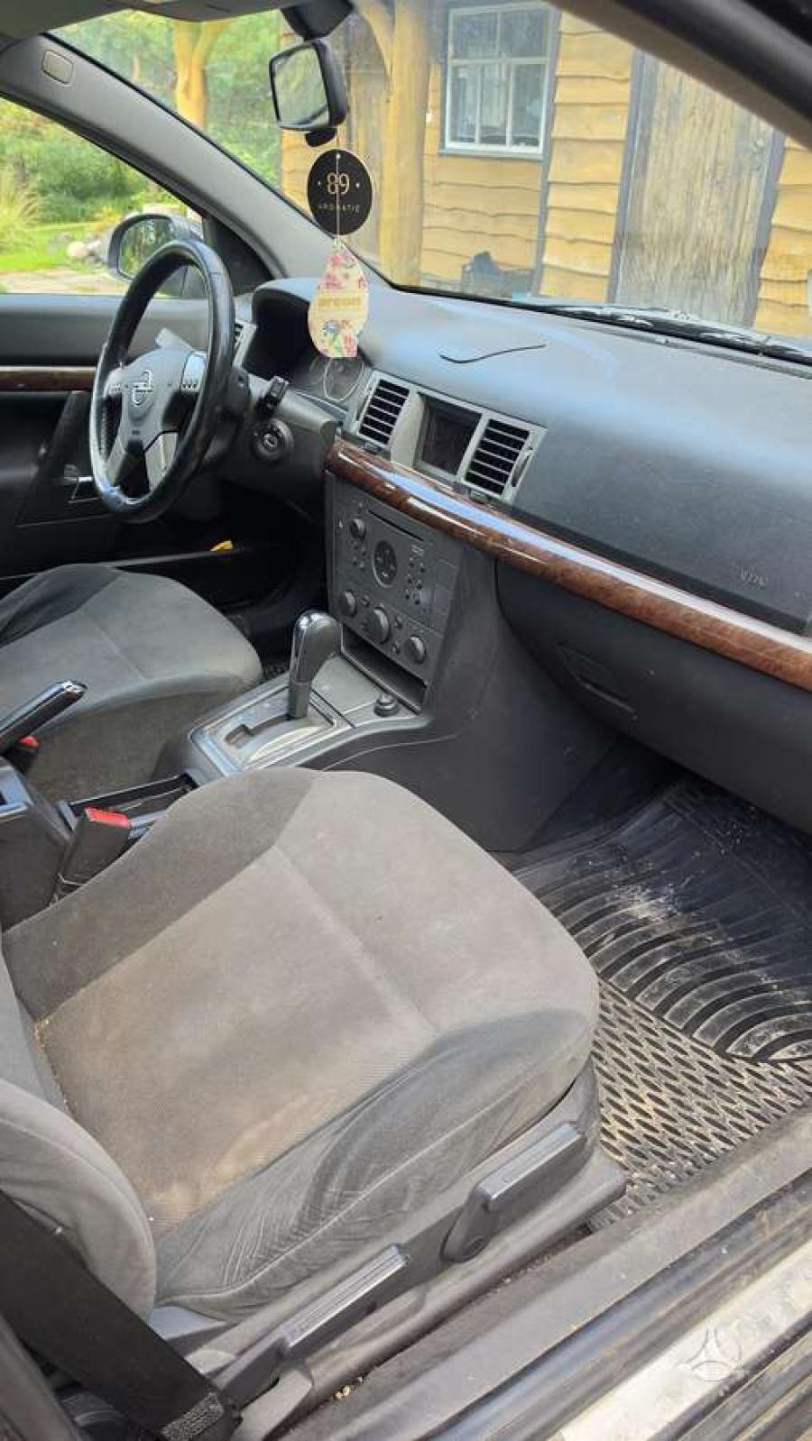 Black Opel Vectra 2004 in Rokiskis, with an engine capacity of 2.17 L and mileage of 438 thousand km for 500 €, photo 8 on AUTOMOTO.COM.LV