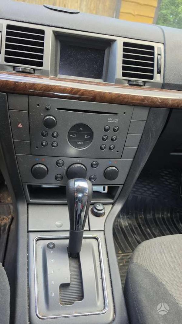 Black Opel Vectra 2004 in Rokiskis, with an engine capacity of 2.17 L and mileage of 438 thousand km for 500 €, photo 10 on AUTOMOTO.COM.LV