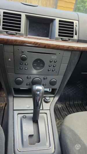 Black Opel Vectra 2004 in Rokiskis, with an engine capacity of 2.17 L and mileage of 438 thousand km for 500 €, photo 10 on AUTOMOTO.COM.LV