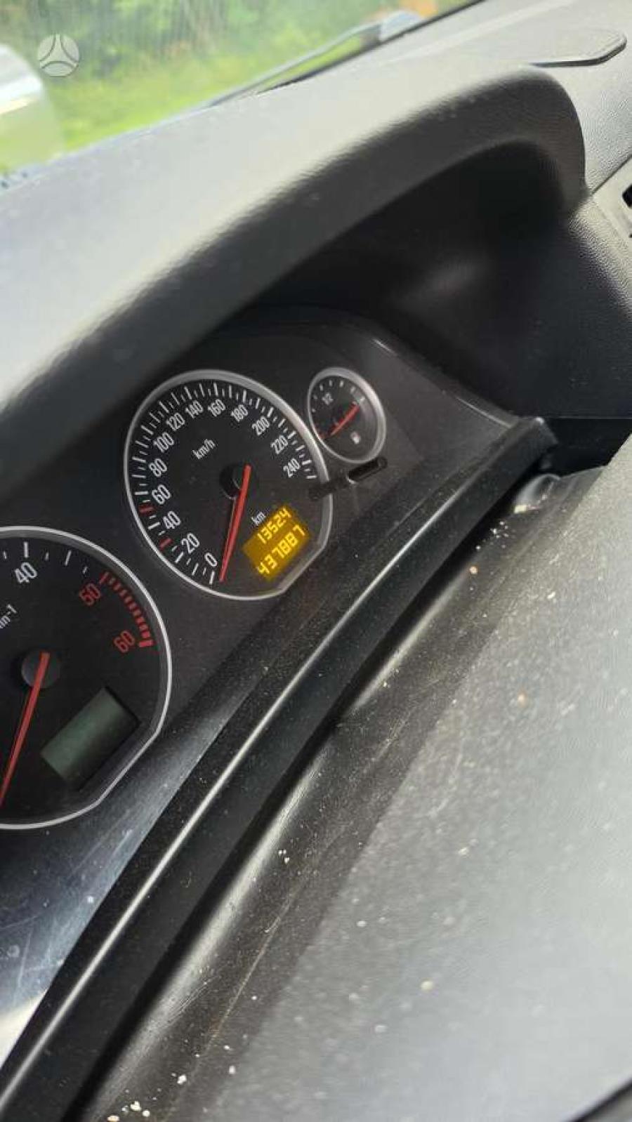 Black Opel Vectra 2004 in Rokiskis, with an engine capacity of 2.17 L and mileage of 438 thousand km for 500 €, photo 11 on AUTOMOTO.COM.LV