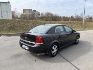 Black Opel Vectra 2005 in Vilnius, with an engine capacity of 2.20 L and mileage of 270 thousand km for 650 €, photo 5 on AUTOMOTO.COM.LV