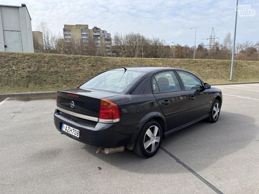 Black Opel Vectra 2005 in Vilnius, with an engine capacity of 2.20 L and mileage of 270 thousand km for 650 €, photo 5 on AUTOMOTO.COM.LV