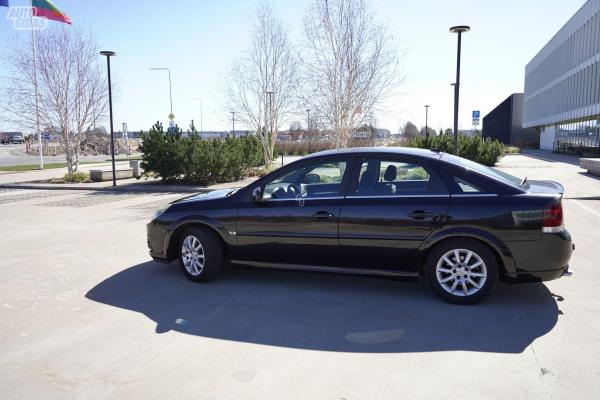 Black Opel Vectra 2006 in Vilnius, with an engine capacity of 1.90 L and mileage of 275 thousand km for 2450 €, photo 4 on AUTOMOTO.COM.LV