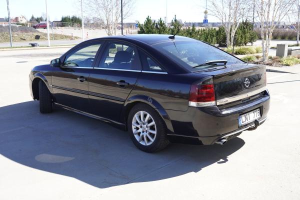 Black Opel Vectra 2006 in Vilnius, with an engine capacity of 1.90 L and mileage of 275 thousand km for 2450 €, photo 5 on AUTOMOTO.COM.LV