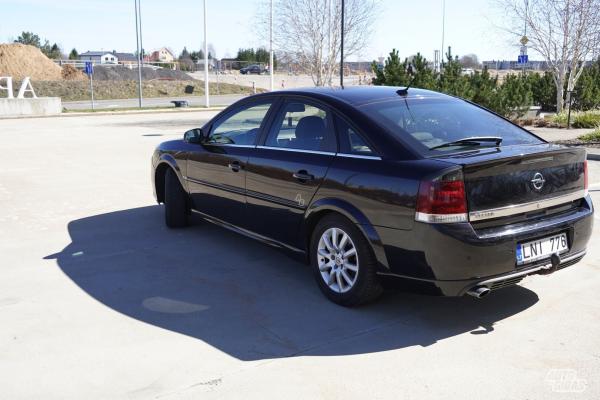 Black Opel Vectra 2006 in Vilnius, with an engine capacity of 1.90 L and mileage of 275 thousand km for 2450 €, photo 6 on AUTOMOTO.COM.LV