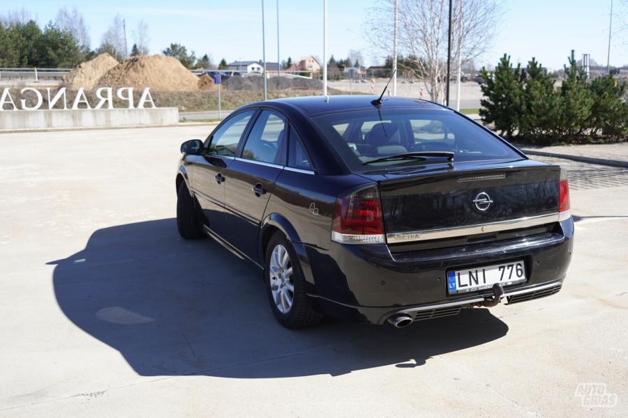 Black Opel Vectra 2006 in Vilnius, with an engine capacity of 1.90 L and mileage of 275 thousand km for 2450 €, photo 8 on AUTOMOTO.COM.LV