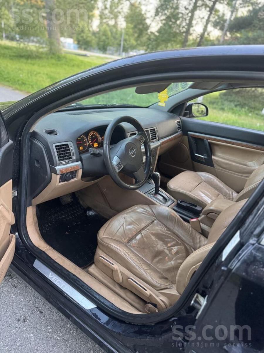 Black Opel Vectra 2006 in Liepaja, with an engine capacity of 1.90 L and mileage of 0 thousand km for 1500 €, photo 4 on AUTOMOTO.COM.LV
