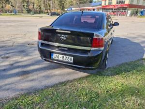 Black Opel Vectra 2007 in Riga, with an engine capacity of 2.00 L and mileage of 258 thousand km for 1550 €, photo 3 on AUTOMOTO.COM.LV
