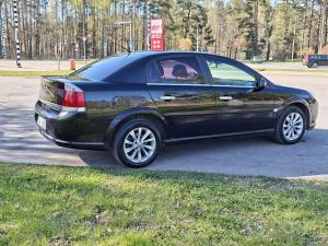 Black Opel Vectra 2007 in Riga, with an engine capacity of 2.00 L and mileage of 258 thousand km for 1550 €, photo 4 on AUTOMOTO.COM.LV