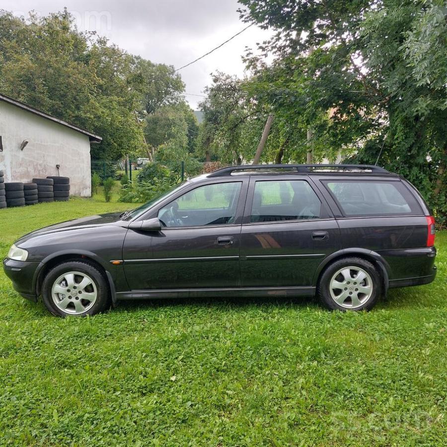Black Opel Vectra 2002 in Riga, with an engine capacity of 1.80 L and mileage of 153 thousand km for 1350 €, photo 3 on AUTOMOTO.COM.LV