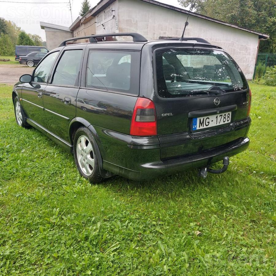 Black Opel Vectra 2002 in Riga, with an engine capacity of 1.80 L and mileage of 153 thousand km for 1350 €, photo 4 on AUTOMOTO.COM.LV