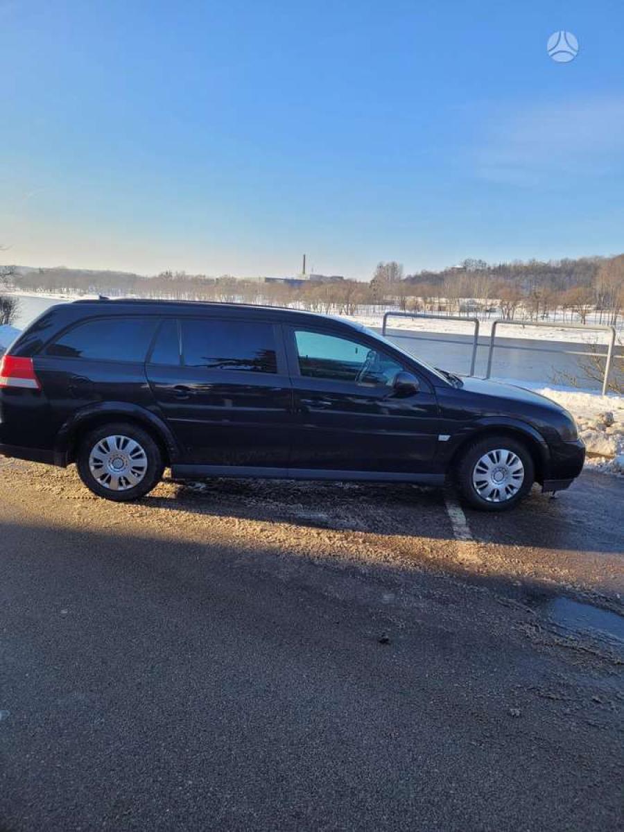 Black Opel Vectra 2004 in Kaunas, with an engine capacity of 1.91 L and mileage of 356 thousand km for 1350 €, photo 2 on AUTOMOTO.COM.LV