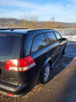 Black Opel Vectra 2004 in Kaunas, with an engine capacity of 1.91 L and mileage of 356 thousand km for 1350 €, photo 4 on AUTOMOTO.COM.LV