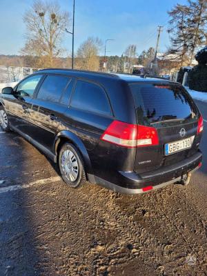 Black Opel Vectra 2004 in Kaunas, with an engine capacity of 1.91 L and mileage of 356 thousand km for 1350 €, photo 5 on AUTOMOTO.COM.LV
