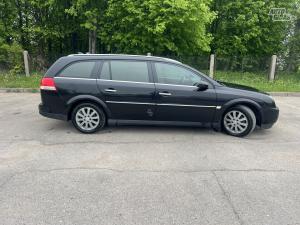 Black Opel Vectra 2004 in Siauliai, with an engine capacity of 2.20 L and mileage of 321 thousand km for 999 €, photo 6 on AUTOMOTO.COM.LV