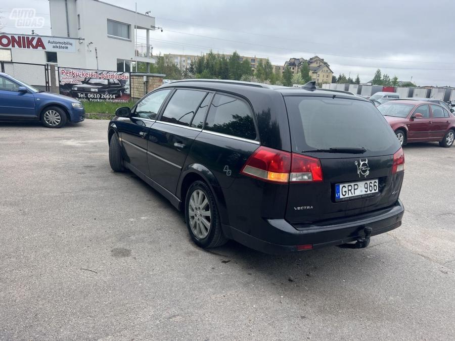 Black Opel Vectra 2004 in Siauliai, with an engine capacity of 2.20 L and mileage of 321 thousand km for 999 €, photo 9 on AUTOMOTO.COM.LV