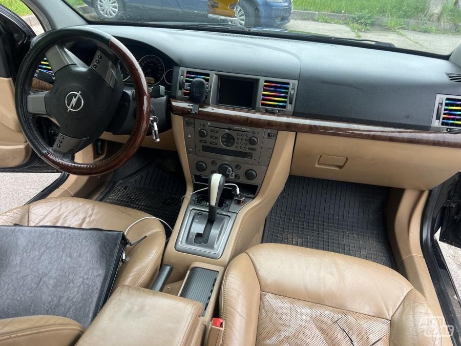 Black Opel Vectra 2004 in Siauliai, with an engine capacity of 2.20 L and mileage of 321 thousand km for 999 €, photo 13 on AUTOMOTO.COM.LV