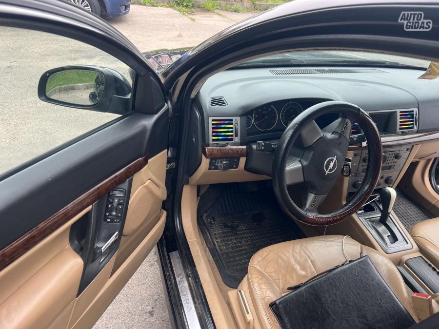 Black Opel Vectra 2004 in Siauliai, with an engine capacity of 2.20 L and mileage of 321 thousand km for 999 €, photo 17 on AUTOMOTO.COM.LV