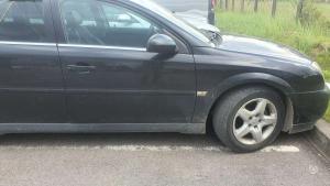 Black Opel Vectra 2004 in Vilnius, with an engine capacity of 1.91 L and mileage of 330 thousand km for 1200 €, photo 3 on AUTOMOTO.COM.LV