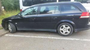Black Opel Vectra 2004 in Vilnius, with an engine capacity of 1.91 L and mileage of 330 thousand km for 1200 €, photo 4 on AUTOMOTO.COM.LV