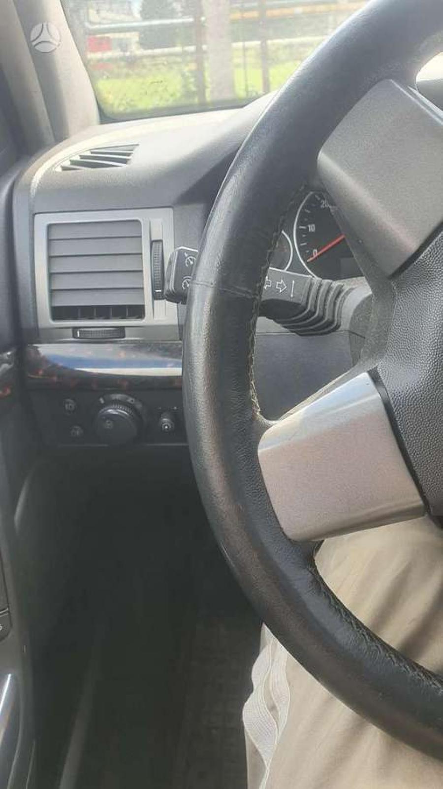 Black Opel Vectra 2004 in Vilnius, with an engine capacity of 1.91 L and mileage of 330 thousand km for 1200 €, photo 5 on AUTOMOTO.COM.LV