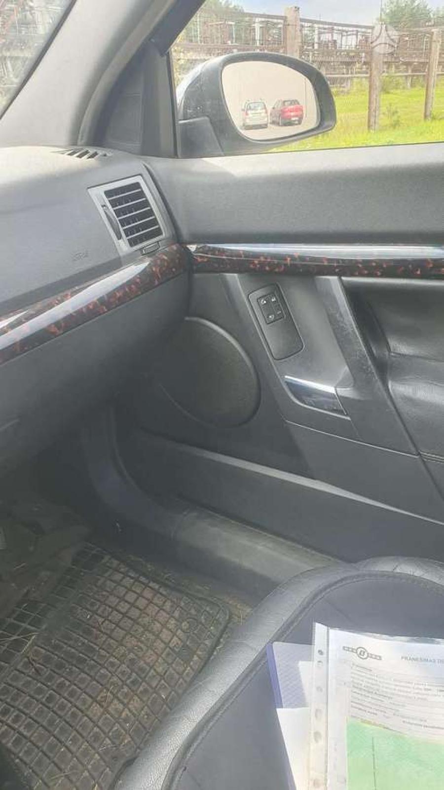 Black Opel Vectra 2004 in Vilnius, with an engine capacity of 1.91 L and mileage of 330 thousand km for 1200 €, photo 6 on AUTOMOTO.COM.LV