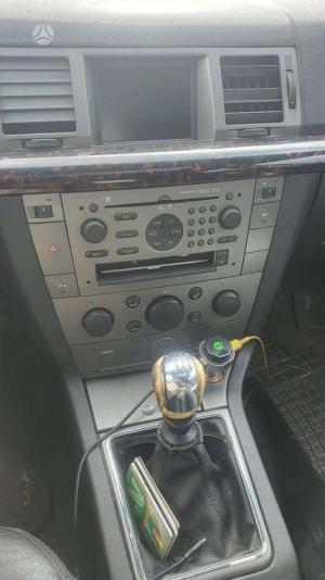 Black Opel Vectra 2004 in Vilnius, with an engine capacity of 1.91 L and mileage of 330 thousand km for 1200 €, photo 8 on AUTOMOTO.COM.LV
