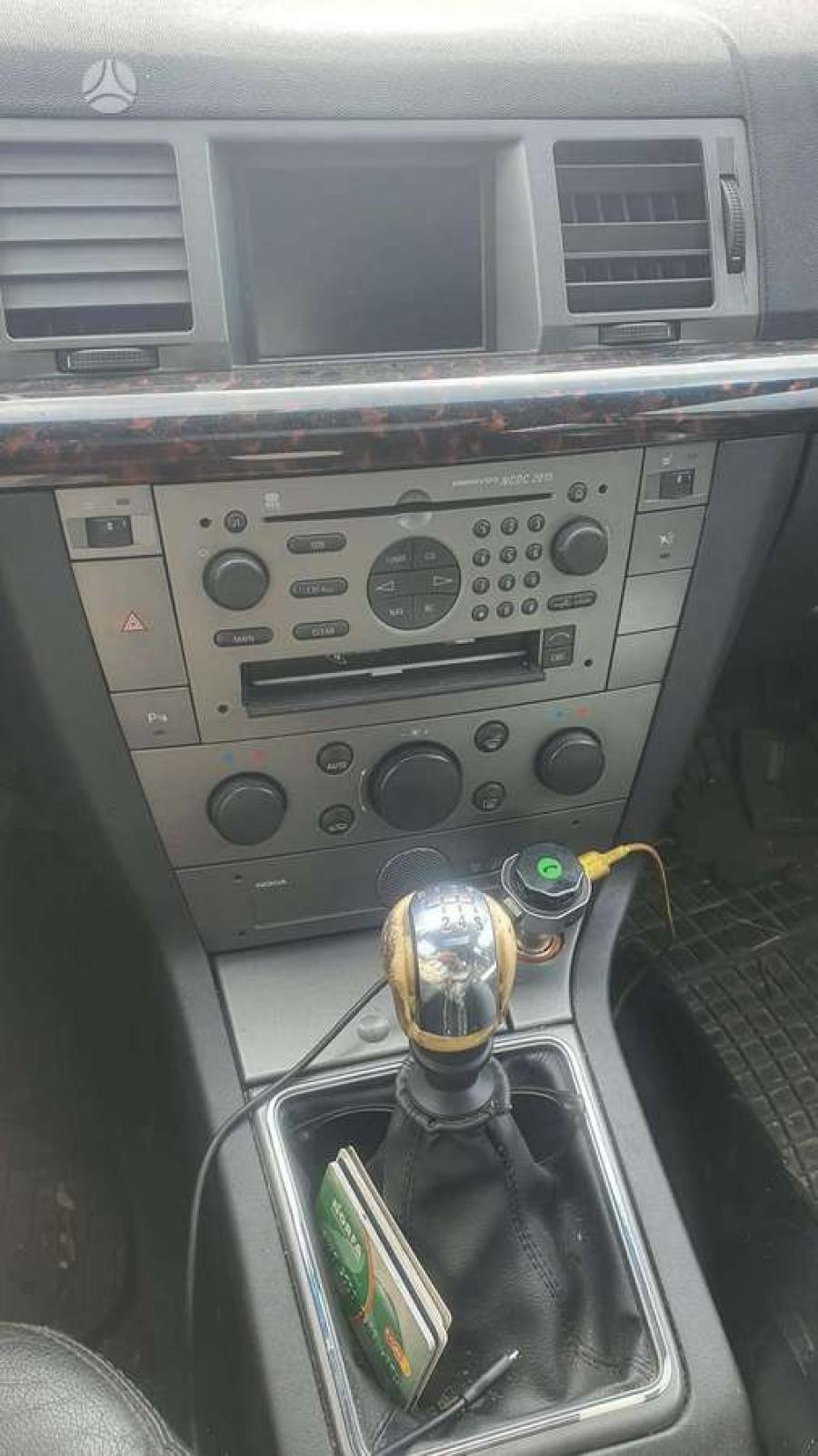 Black Opel Vectra 2004 in Vilnius, with an engine capacity of 1.91 L and mileage of 330 thousand km for 1200 €, photo 8 on AUTOMOTO.COM.LV