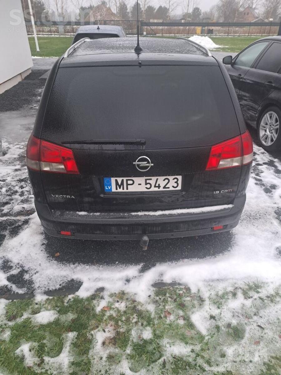 Black Opel Vectra 2005 in Bauska, with an engine capacity of 2.00 L and mileage of 300 thousand km for 450 €, photo 2 on AUTOMOTO.COM.LV
