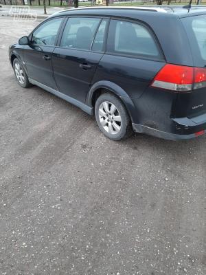 Black Opel Vectra 2005 in Plunge, with an engine capacity of 1.90 L and mileage of 260 thousand km for 400 €, photo 4 on AUTOMOTO.COM.LV