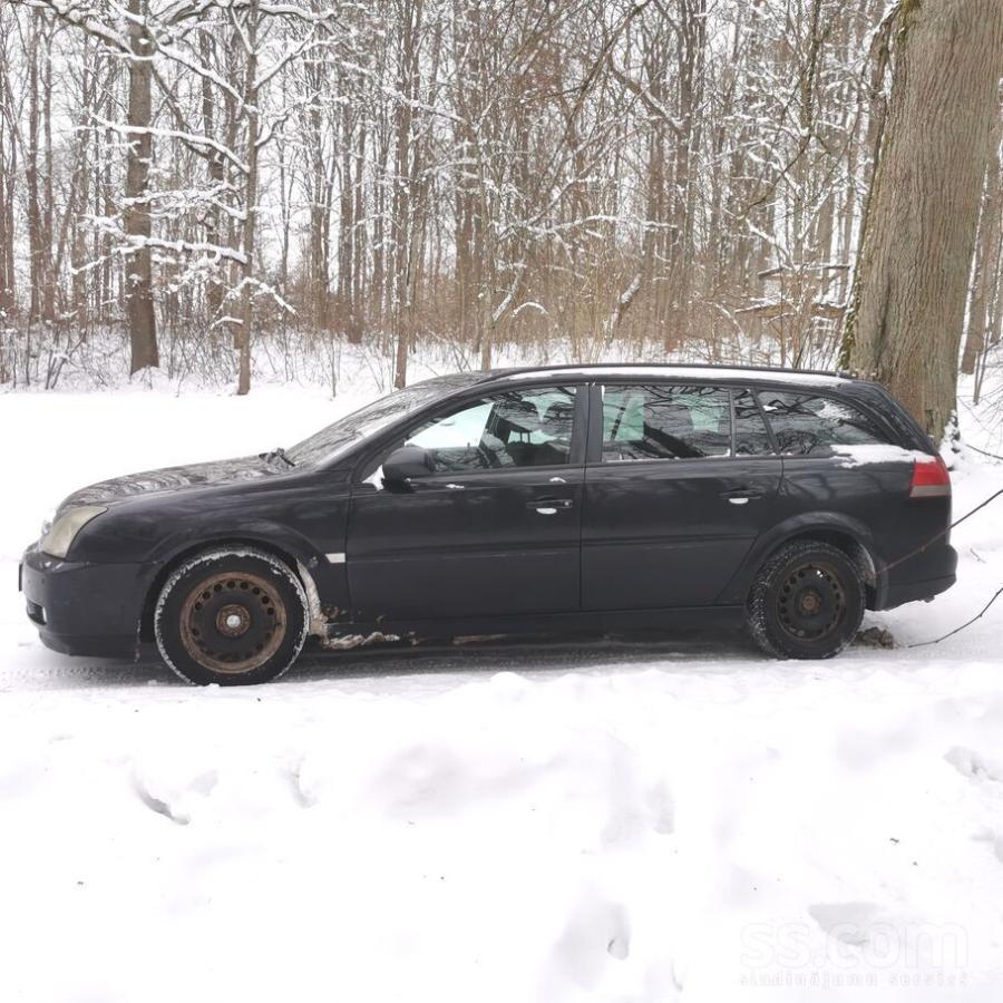 Black Opel Vectra 2005 in Liepaja, with an engine capacity of 1.90 L and mileage of 383 thousand km for 1100 €, photo 2 on AUTOMOTO.COM.LV