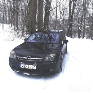 Black Opel Vectra 2005 in Liepaja, with an engine capacity of 1.90 L and mileage of 383 thousand km for 1100 €, photo 3 on AUTOMOTO.COM.LV