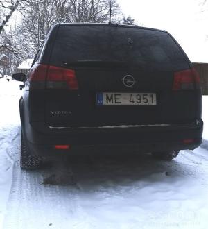 Black Opel Vectra 2005 in Liepaja, with an engine capacity of 1.90 L and mileage of 383 thousand km for 1100 €, photo 5 on AUTOMOTO.COM.LV
