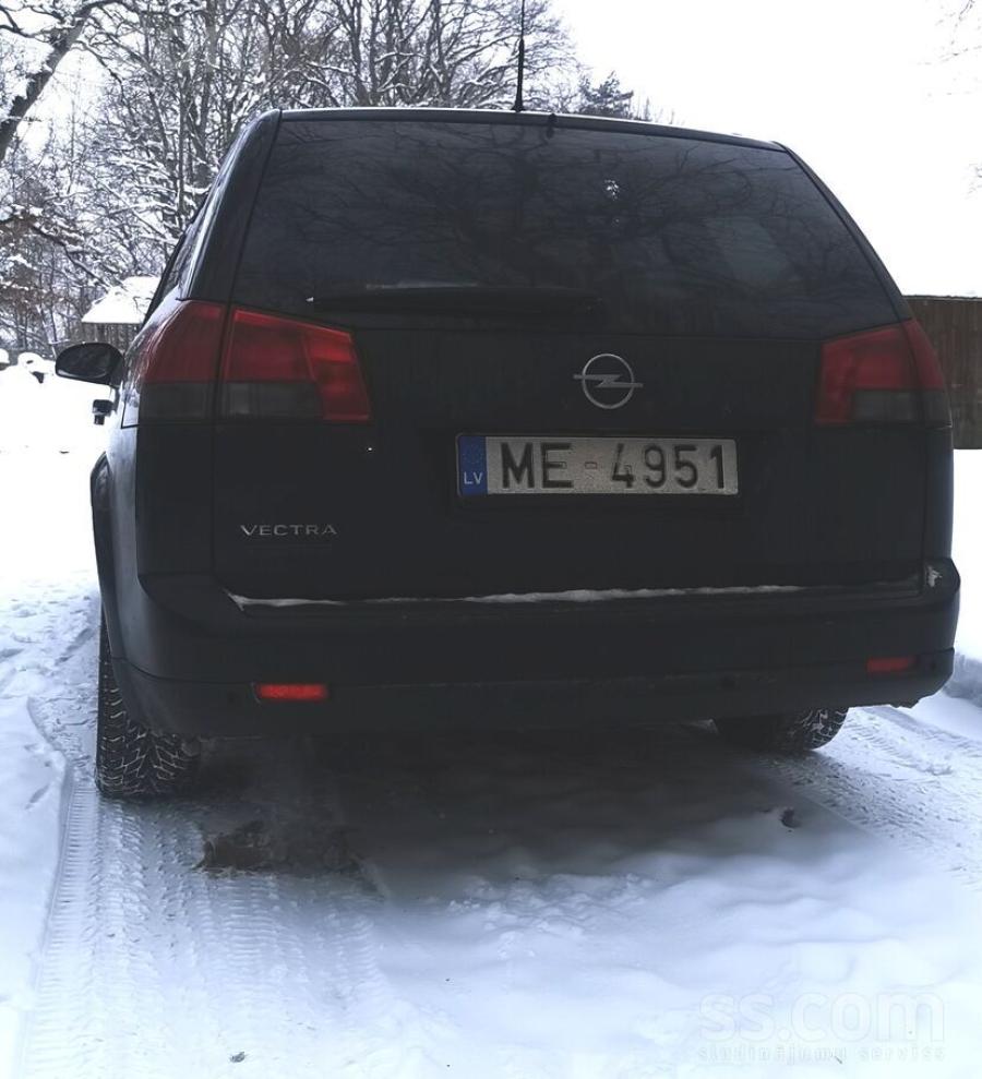 Black Opel Vectra 2005 in Liepaja, with an engine capacity of 1.90 L and mileage of 383 thousand km for 1100 €, photo 5 on AUTOMOTO.COM.LV
