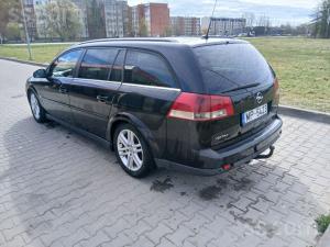Black Opel Vectra 2005 in Jelgava, with an engine capacity of 1.90 L and mileage of 300 thousand km for 1399 €, photo 4 on AUTOMOTO.COM.LV