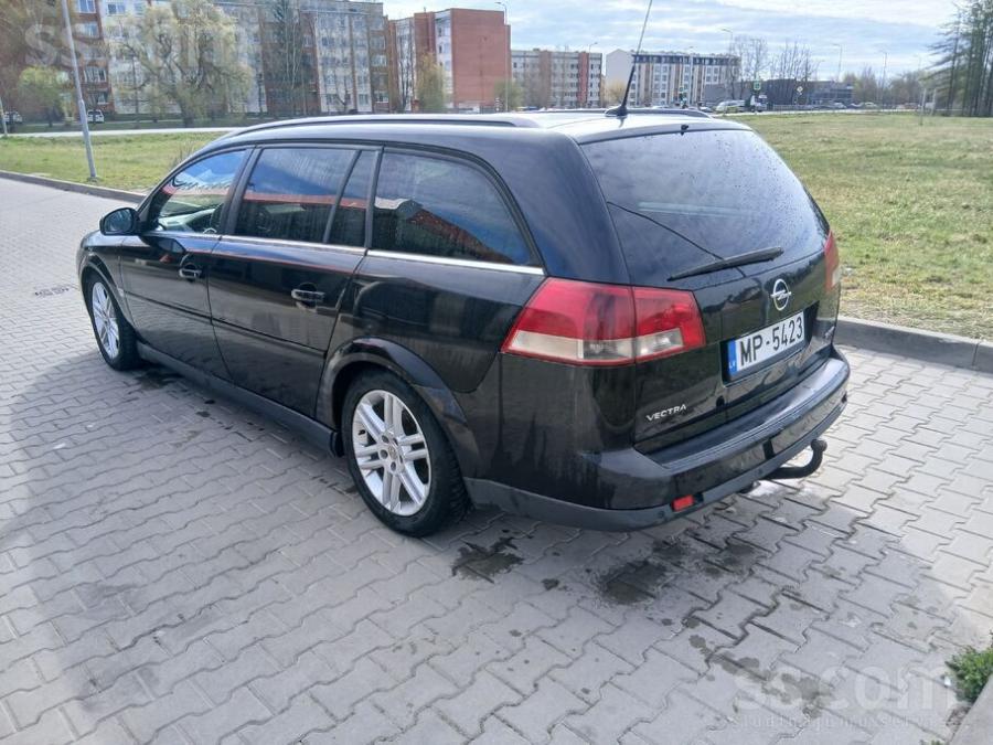 Black Opel Vectra 2005 in Jelgava, with an engine capacity of 1.90 L and mileage of 300 thousand km for 1399 €, photo 4 on AUTOMOTO.COM.LV