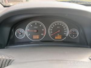 Black Opel Vectra 2005 in Jelgava, with an engine capacity of 1.90 L and mileage of 300 thousand km for 1399 €, photo 7 on AUTOMOTO.COM.LV