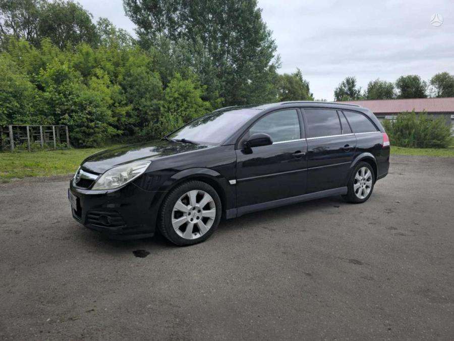 Black Opel Vectra 2005 in Panevezys, with an engine capacity of 2.79 L and mileage of 246 thousand km for 3050 €, photo 1 on AUTOMOTO.COM.LV