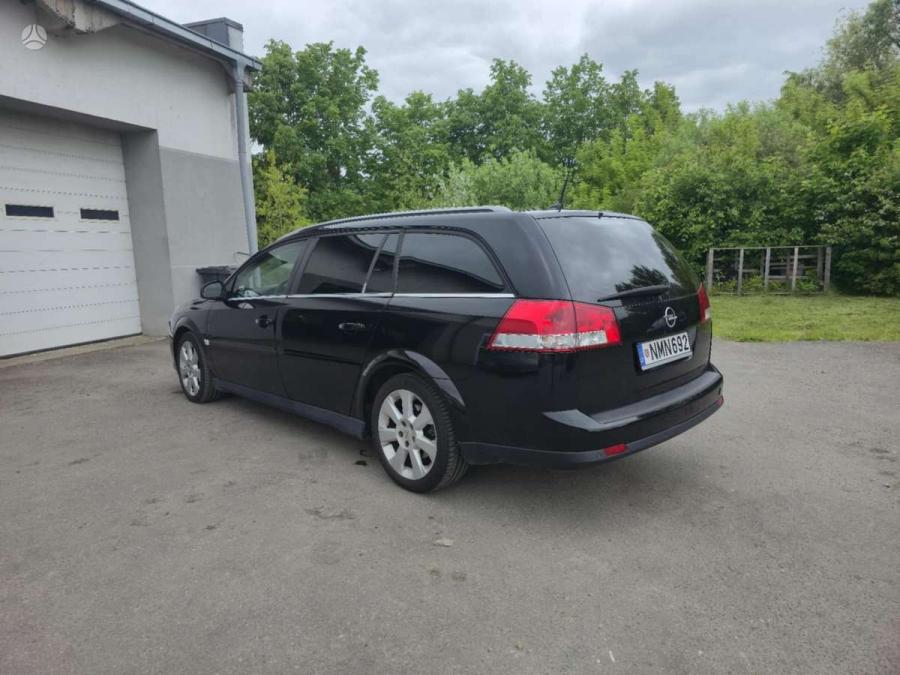 Black Opel Vectra 2005 in Panevezys, with an engine capacity of 2.79 L and mileage of 246 thousand km for 3050 €, photo 3 on AUTOMOTO.COM.LV