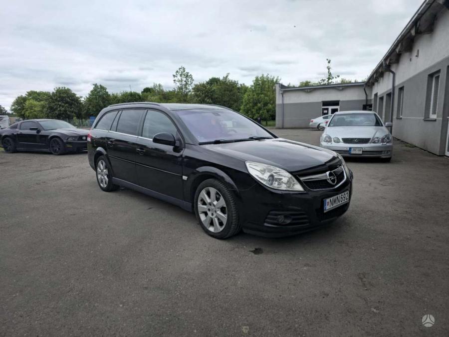 Black Opel Vectra 2005 in Panevezys, with an engine capacity of 2.79 L and mileage of 246 thousand km for 3050 €, photo 5 on AUTOMOTO.COM.LV