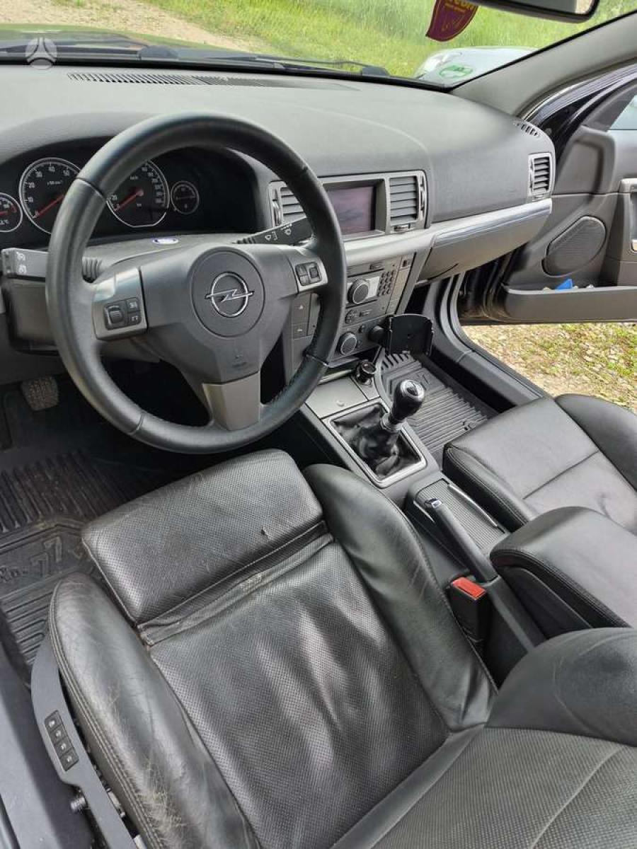 Black Opel Vectra 2005 in Panevezys, with an engine capacity of 2.79 L and mileage of 246 thousand km for 3050 €, photo 6 on AUTOMOTO.COM.LV