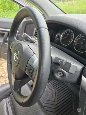 Black Opel Vectra 2005 in Panevezys, with an engine capacity of 2.79 L and mileage of 246 thousand km for 3050 €, photo 8 on AUTOMOTO.COM.LV
