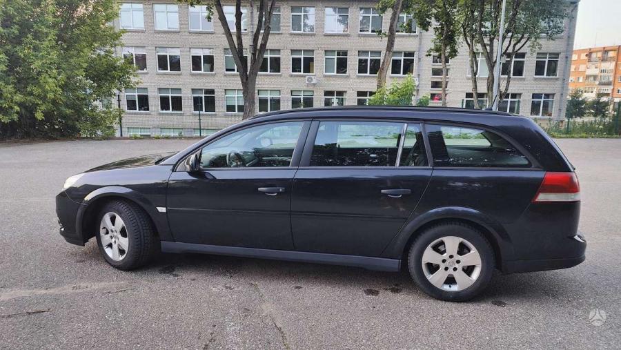 Black Opel Vectra 2005 in Ukmerge, with an engine capacity of 1.91 L and mileage of 241 thousand km for 1750 €, photo 4 on AUTOMOTO.COM.LV