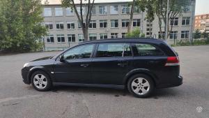 Black Opel Vectra 2005 in Ukmerge, with an engine capacity of 1.91 L and mileage of 241 thousand km for 1750 €, photo 6 on AUTOMOTO.COM.LV