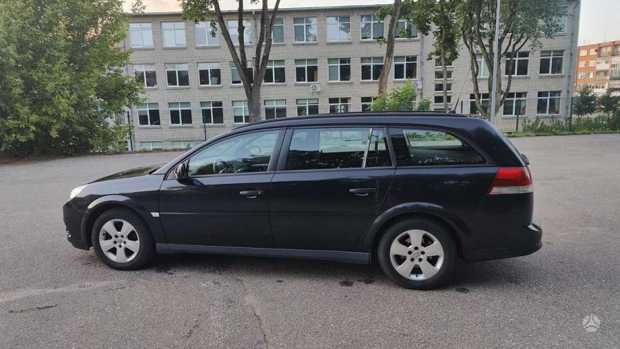 Black Opel Vectra 2005 in Ukmerge, with an engine capacity of 1.91 L and mileage of 241 thousand km for 1750 €, photo 6 on AUTOMOTO.COM.LV