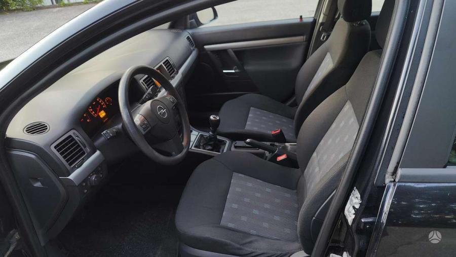 Black Opel Vectra 2005 in Ukmerge, with an engine capacity of 1.91 L and mileage of 241 thousand km for 1750 €, photo 8 on AUTOMOTO.COM.LV
